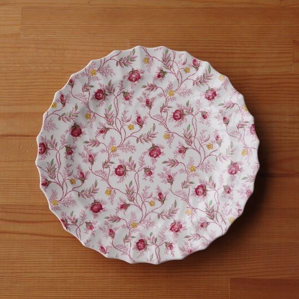 イギリスの陶器メーカー SPODE のディナープレートです。Rosebud Chintz というシリーズのものです。一面にピンク色の薔薇の花が描かれた華やかなデザインでドレープのような控えめなレリーフが入っています。1950~70年代ごろの...