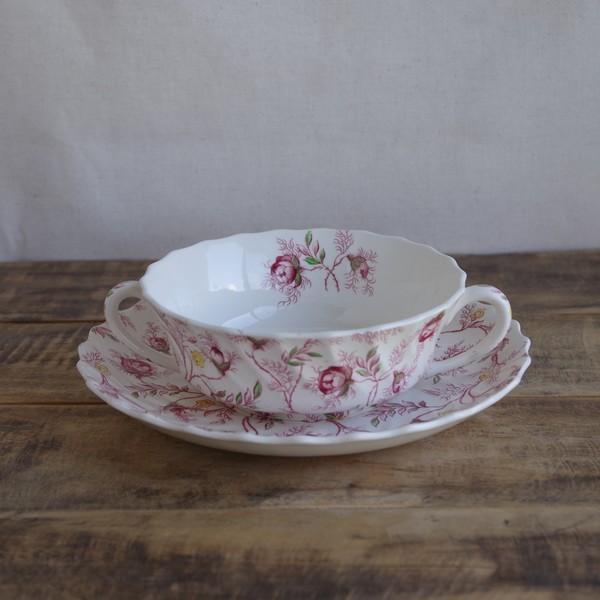 イギリスの陶器メーカー SPODE のスープカップ＆ソーサーです。Rosebud Chintz というシリーズのものです。一面にピンク色の薔薇の花が描かれた華やかなデザインでドレープのような控えめなレリーフが入っています。1950~70年代...