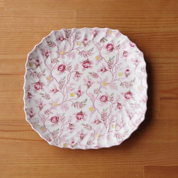 イギリスの陶器メーカー SPODE のプレートです。Rosebud Chintz というシリーズのものです。丸みのある四角い形のお皿で、リム部分がわずかに立ち上がっています。一面にピンク色の薔薇の花が描かれた華やかなデザインでドレープのよう...