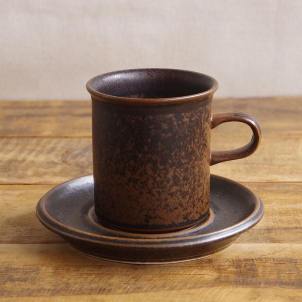 アラビア Ruska シリーズのカップ＆ソーサーです。ざらっとした独特のマットな質感と、ひとつひとつ出方が違うといわれるブラウンの渋い色味が魅力のシリーズです。大人っぽい落ち着きがあり、おしゃれで飽きの来ないデザインです。Ulla Proc...