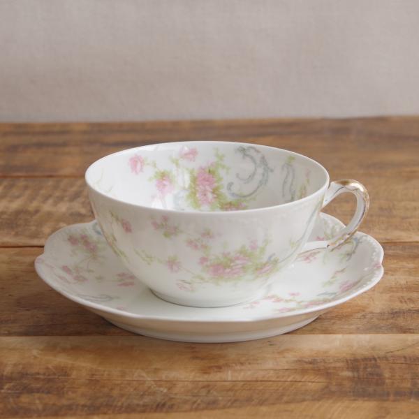 リモージュ Haviland のティーカップ＆ソーサーです。Princess というシリーズのものです。リモージュらしい、非常に薄い陶磁器でできた繊細で軽いカップです。ピンクの薔薇の花と水色のリボンのような絵柄が入っています。ソーサーはふち...