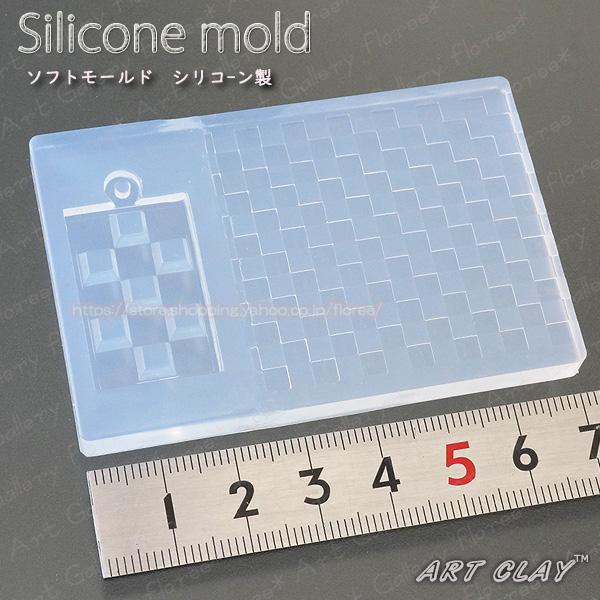 和柄のパーツモールドとフリースペースで模様が転写できるモールドです！！＜使用できる素材＞　樹脂粘土・銀粘土・レジンアートクレイ、銀粘土用に考案された型です。樹脂粘土やUVレジンにも使用できます。サイズ：パーツ　32ｍｍ×17.5ｍｍ　厚み2...