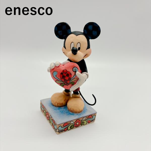 ハートを抱えたミッキーマウスのフィギュアアメリカ・サウスカロライナ州出身のアーティスト、ジム・ショア氏が手掛けるシリーズ「DISNEY TRADITIONS（ディズニー・トラディション）」木工品の温かみある質感を再現するため、木彫りの原型か...