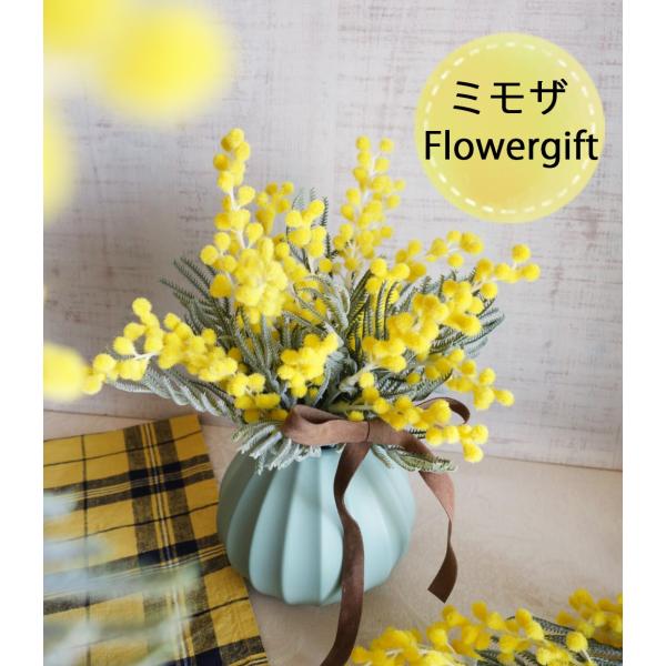 ギフトにおすすめ！花瓶つきたっぷりミモザのフラワーインテリアです。送別やお誕生日、ご自宅用にもどうぞ！花瓶は少しくすんだ淡いブルー色です。少しザラっとした質感の陶器となります。お花：アーティフィシャルフラワー花瓶：陶器（陶器のサイズ口径4....