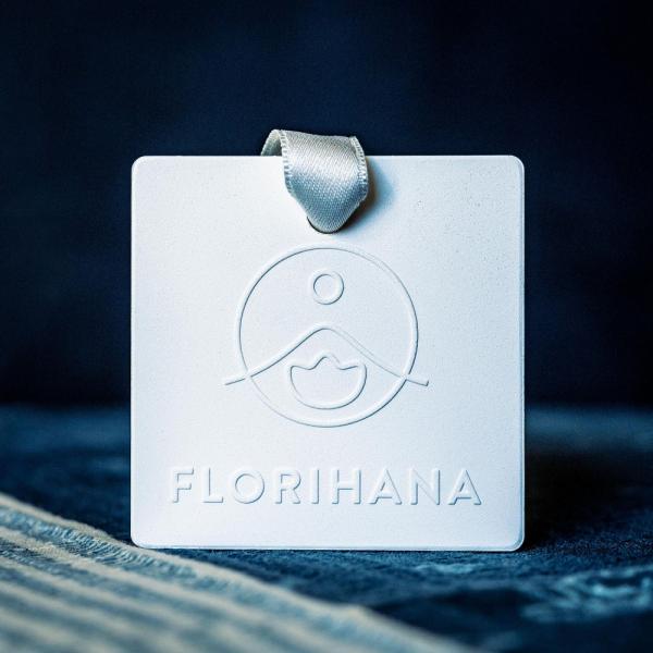 火や電気を使わずに、エッセンシャルオイルの香りが穏やかに自然に広がります。プレート表面のくぼみにお好みのエッセンシャルオイルを2〜3滴垂らして使用します。小さなインテリアスペースに香りを付けるのに理想的なセラミックアロマストーンは、持ち運び...