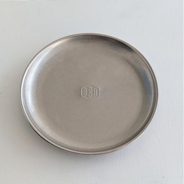スタイリッシュなアンティークシルバーのステンレス製プレート。キャンプなどのアウトドアシーンや日常使いでも大活躍です。コイントレーや植物の鉢の受け皿としてもおすすめで、シンプルながら存在感のあるデザインはどんなインテリアにもマッチします。【N...