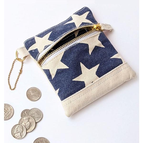 コットンキャンバス生地のコインケース。インナーにカードポケットがついており、カードケースや定期入れとしても使用できます。バッグの中で迷子になりがちな鍵など小物の仕分けにもおすすめのアイテムです。USA Flugをモチーフに、ひとつ落とした色...