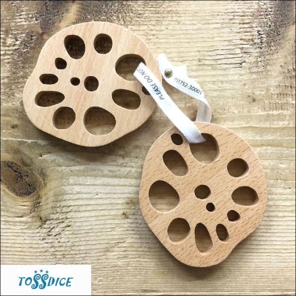 レンコン型のコースター 2ピースセット。ナチュラルでかわいらしい雰囲気がインテリアのアクセントにも。■素材：Wood(木)　■サイズ(cm)：[タテ9.5 ヨコ8.5 高さ1]