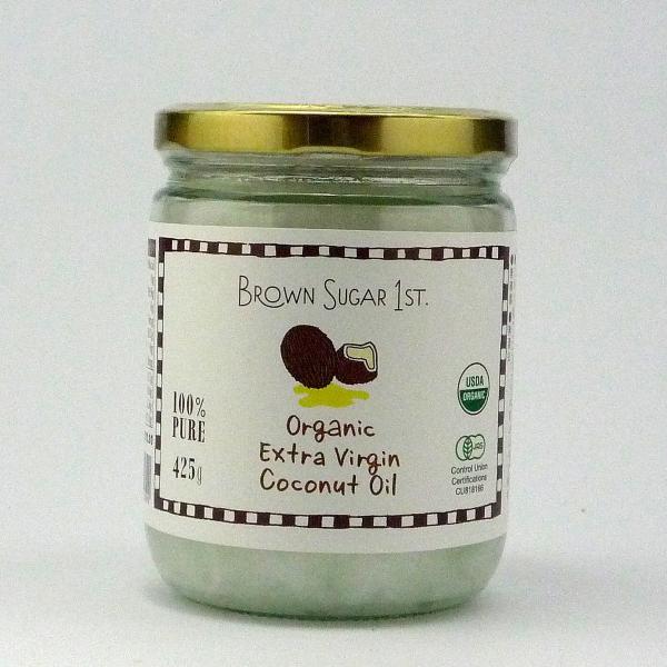 新鮮なココナッツオイルを圧縮し、遠心分離にかけてオイルを抽出。加熱を一切加えず、収穫したその日に加工するフレッシュな製法。だから、ブラウンシュガーファーストのココナッツオイルはおいしい！その上、「一つでも多くの食卓に届けたい、そして続けて欲...