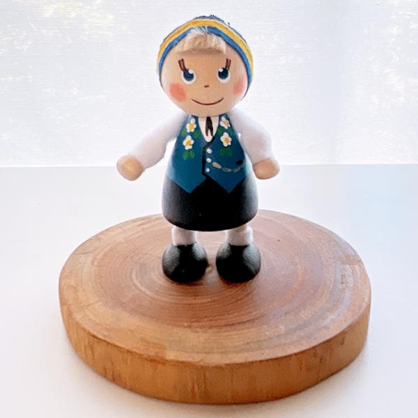 イエローとブルーが華やかなスウェーデンカラーのお洋服の男の子後ろにポンポンが付いたニット帽も可愛いですねハンドメイドで丁寧に作られたドールは、ギフトにもおすすめのアイテムです。木とフェルト素材の組み合わせで作られた、温もりあふれるアイテムで...