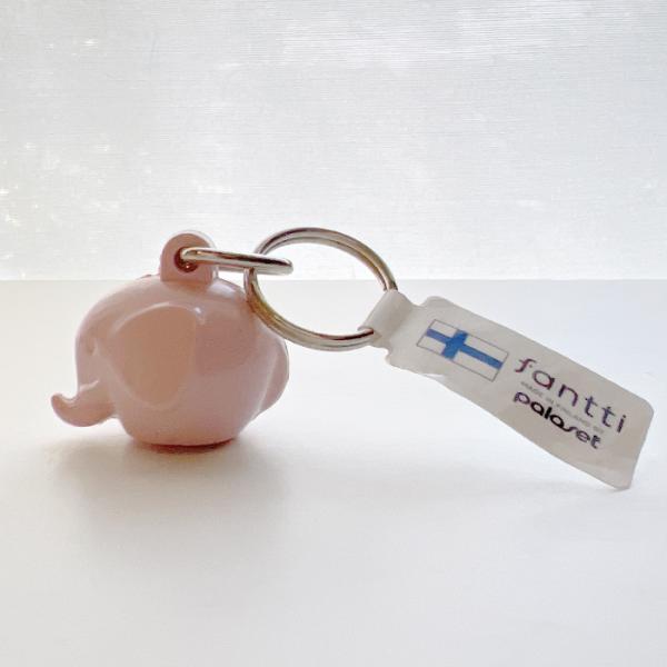 フィンランドで1973 年から製造されているゾウの貯金箱をモチーフにしたキーホルダー鍵を付けたり、バッグに付けたりとワンポイトに可愛いキーホルダーです。Product Details/商品詳細■サイズ(約)/ W3cm×D2.5cm×H2....