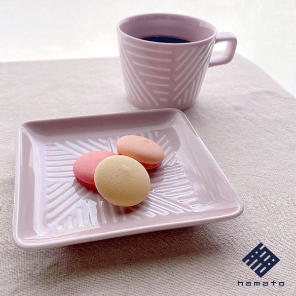 お菓子用や取り皿などに使いやすいスクエアサイズのプレートシンプルな中にランダムなラインがおしゃれおそろいのミニマグカップと合わせてコーヒータイムを楽しめますbright/ 波佐見焼  窯元和山パステルカラーの色合いのシンプルなレリーフがお洒...