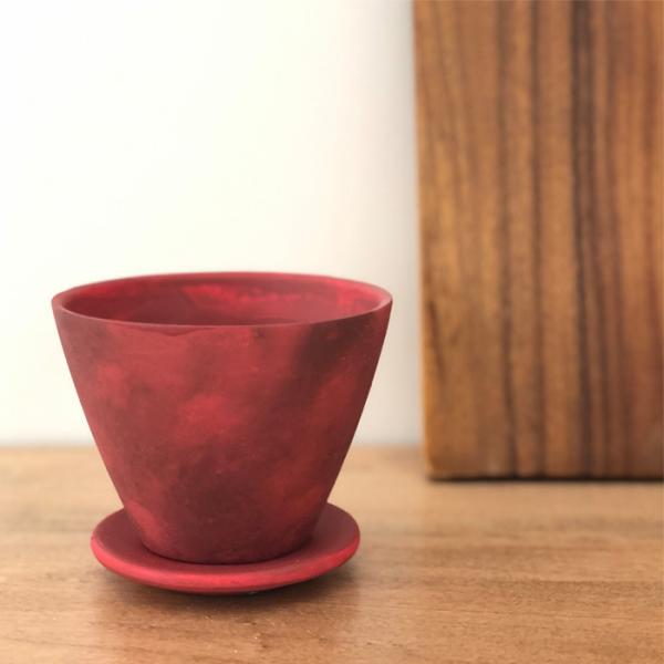 ■特徴高温で焼き上げた上質な質感にカラーをハンドメイドで仕上げたインテリアポットです。■サイズФ12 x H9cm口径：Ф10.5cm鉢底穴あり・皿付き