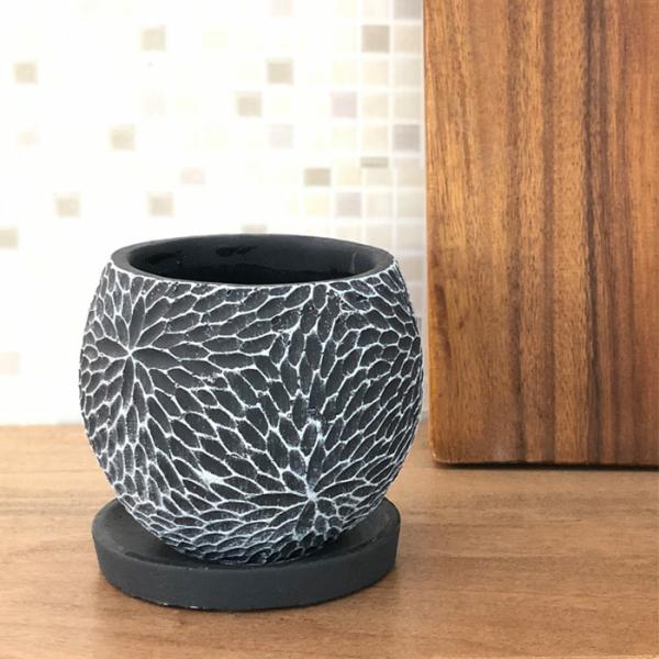 ■特徴シックな色合いなだけに、お花や植物をさらに際立たせます。少し使いづらい形もアイデアさんには想像力沸かせます。■サイズФ12x H10cm口径：Ф9.5cm鉢底穴あり・皿付き