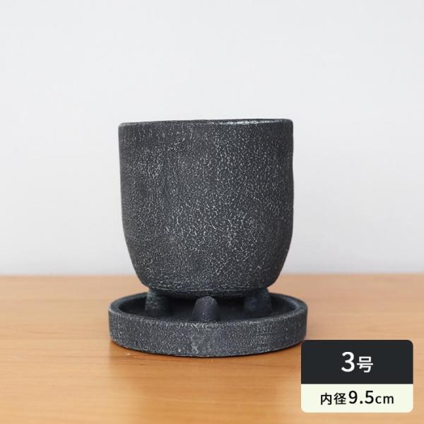 ■特徴Libert 【リベルタ】 植物やインテリアを邪魔しないシンプルな鉢が欲しい。だけど、少しだけ個性をプラスしたいなら、ソーサーの形状にこだわってみませんか？ 鉢の向きが自在に変えられる、脚付きソーサーです。  ※手作りのため、表面の塗...