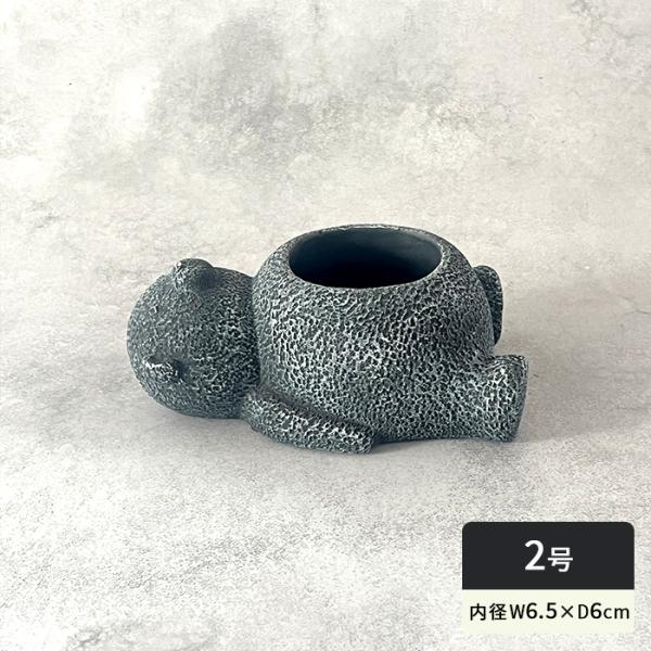 ■特徴Allons Pot 【アロンポット】 のんびりお昼寝中のクマポットは飾るだけでほっこり。 味のあるアンティーク調の雰囲気です。  ※手作りのため、表面の塗装のはがれや傷がある場合がございます。 ※アンティークな風合いを出すために、表...