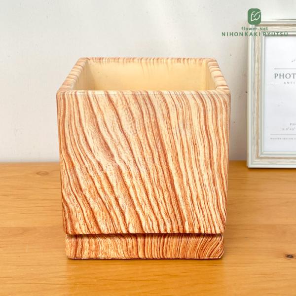 ■特徴植木鉢の概念を変えるようなデザイン性！ ナチュラルな木目のスクエア鉢はインテリアのアクセントにおすすめ。 小さめの観葉植物や多肉植物の寄せ植えにちょうどいいサイズです。  ※画像はサンプルとなります。 ※個体差がございますので、ご了承...