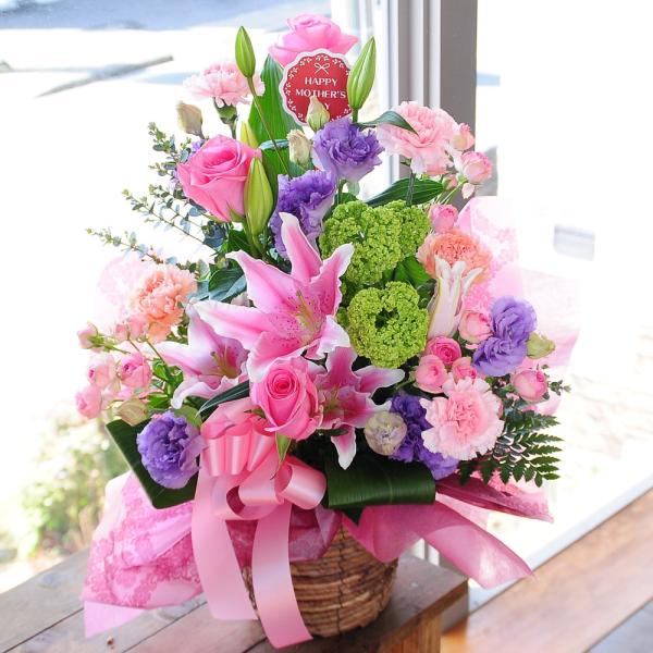 【商品情報】大輪のピンクユリとバラを中心にピンク系でお作りした母の日の豪華なアレンジメントです。植物の為入荷状況により若干異なる場合がございます。【サイズ】高さ58cm前後×幅42cm前後【お届けについて】5月6日（水）〜5月10日（日）の...