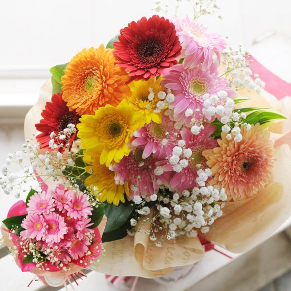 【商品について】そのまま置いて飾れるブーケです。花瓶に移し替える手間がかからず、贈られた方に好評なブーケです。ミックス、ピンクからお選びいただけます。【サイズ】本体：高さ30cm前後【注意事項】※ラッピングの色合いは変わる場合があります。※...