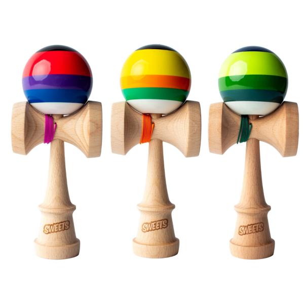 優れたスタイルとプレイを実現する 5 つのストライプ。 象徴的なストライプ柄のけん玉デザインを、より鮮やかな色彩でアップデートし、フレッシュな印象に仕上げました。5ストライプのけん玉は、底が白く、スパイクを安定して決めやすいのが特徴です。ス...