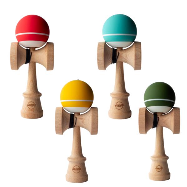 このデザインは初め「新しいスターター」と呼ばれていました。初心者の方にもベテランの方にも最適なけん玉だからです。大胆かつシンプルなトラッキング要素を備えたこの玉は、どんな技でも確実に決められるよう設計されています。滑り止めマット塗装は、ルナ...