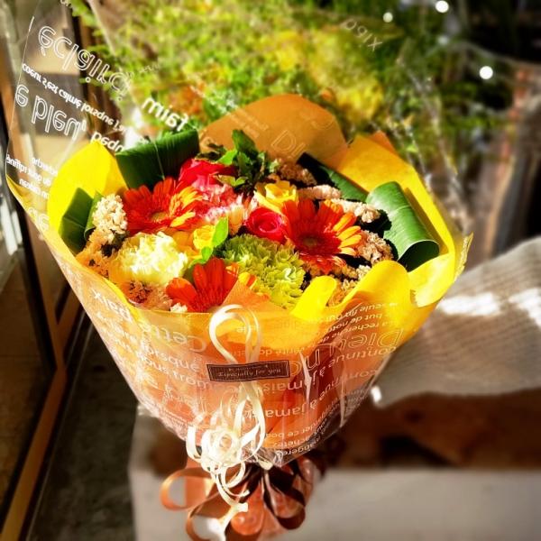 元気で明るい黄色いブーケ。送別やお見舞い、応援の気持ちを伝えたいときにぴったり。前向きな気持ちをそっと届けたいシーンにおすすめです。花材は季節の生花を使用し、フローリストが丁寧にお作りします。サイズ：約 幅20cm × 高さ33cm※価格の...