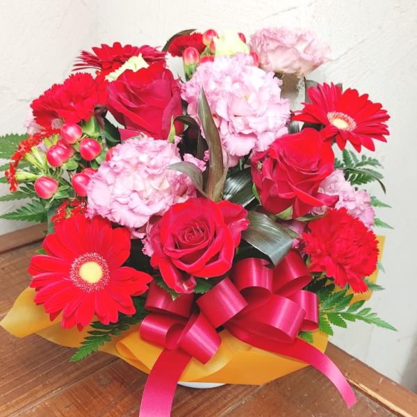 ONE SIDED ONE STRAWBERRYおまかせならではのボリューム感。この赤いワンサイドのフラワーアレンジメントは、美しさとエレガンスを兼ね備えた贅沢なギフトです。豊かな赤色のバラ、カーネーション、（季節によって花材は変わります）...