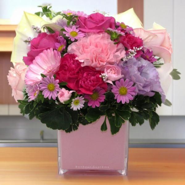 ★透明感のあるクリスタルのようなアクリルがとても愛らしいです。おまかせならではのボリューム感が魅力で、テーブルの中央にぴったりな丸いラウンドスタイル。ピンク系のカラーで、華やかさをプラスしてくれます♪※写真はイメージです。使用する花材は季節...