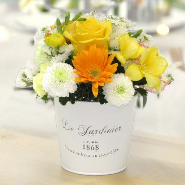 元気カラーがぎゅっと詰まった、ナチュラル可愛いブリキポットアレンジ。イエロー＆オレンジ系の季節のお花で、気持ちまでパッと明るく♪コンパクトなのに存在感しっかり◎誕生日や送別、発表会、記念日などにぴったり！・サイズ：約 幅16cm × 高さ1...