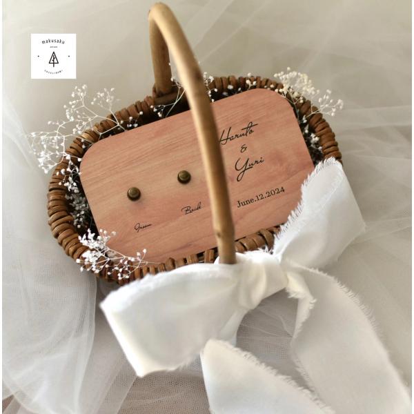 特別な日の大切な指輪を預かるリングピロー。主張しすぎず、シンプルで、長く使っていただけるリングピローを作りました。かごにいれたり、お花とかざったり、アレンジしやすく、フックは指輪が外れにくいのでリングボーイも運びやすくて安心！プレゼントにも...