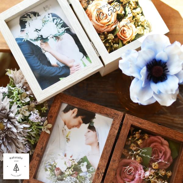 高品質で可愛いアーティフィシャルフラワーが、フォトフレームの横に納まっていて高級感のある商品です。今まで大切に育ててくれた両親に、普段は言えない感謝の気持を写真と共に贈ることができます。このまま玄関やリビングに飾っていただけるスタイリッシュ...