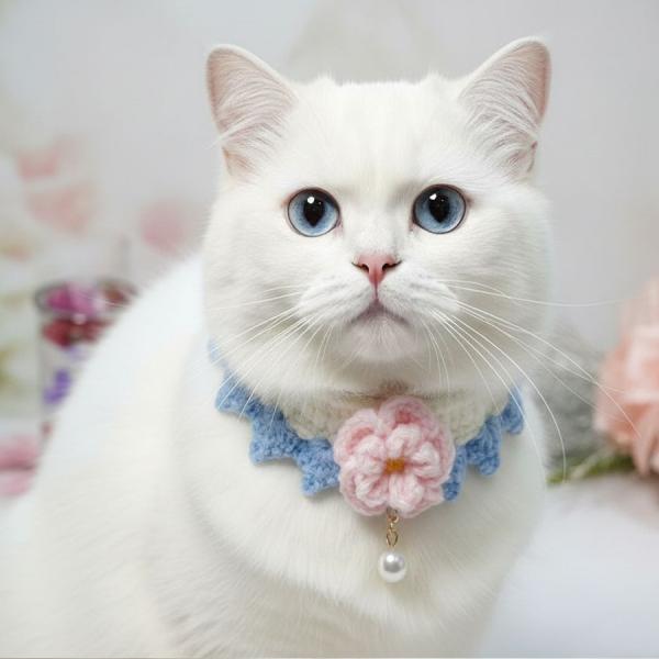 素材 ：毛糸カラー：白と水色ベース、中央にピンクの花飾り ：ピンクの花モチーフにパールチャーム留め具：パールボタンサイズ：首回り約19〜25cm（※手作りのため若干の誤差があります）かぎ編みで丁寧に手作りしました。温もりあふれるやさしい雰囲...