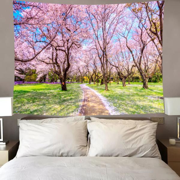 満開の桜、明るい日差し、森の小道をイメージした絵柄のタペストリーです。横150cm、縦130cm。横長タイプです。リビングやキッチンなど家族が集まる部屋や寝室などの壁にぜひどうぞ。素材:ポリエステル掛けた瞬間一気に雰囲気が変わります。間仕切...