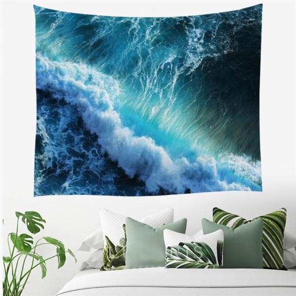 波の絵柄のタペストリーです。ダイナミックな動の雰囲気が出ます。横150cm、縦130cm。横長タイプです。リビングやキッチンなど家族が集まる部屋や寝室などの壁にぜひどうぞ。素材:ポリエステル掛けた瞬間一気に雰囲気が変わります。間仕切りに使っ...