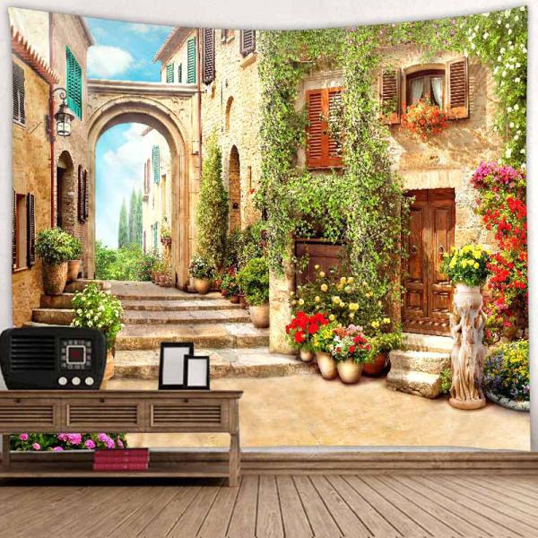 建物と花々の小道の絵柄のタペストリーです。花のある明るい雰囲気が出ます。横150cm、縦130cm。横長タイプです。リビングやキッチンなど家族が集まる部屋や寝室などの壁にぜひどうぞ。素材:ポリエステル掛けた瞬間一気に雰囲気が変わります。間仕...