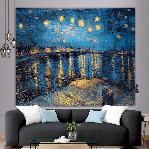 ゴッホのローヌ川の星月夜の絵柄のタペストリーです。横100cm、縦75cm。横長タイプです。リビングやキッチンなど家族が集まる部屋や寝室などの壁にぜひどうぞ。素材:ポリエステル掛けた瞬間一気に雰囲気が変わります。間仕切りに使ったり、季節や気...