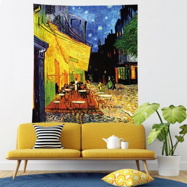 ゴッホの夜のカフェテラスの絵柄のタペストリーです。名画をモチーフにしました。横75cm、縦95cm。縦長タイプです。リビングやキッチンなど家族が集まる部屋や寝室などの壁にぜひどうぞ。素材:ポリエステル掛けた瞬間一気に雰囲気が変わります。間仕...