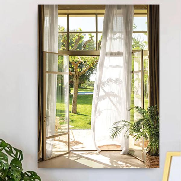 厚手の生地を使用しております。カーテン越しの広い庭の絵柄のタペストリーです。自然と陽光のある明るい雰囲気が出ます。横70cm、縦100cm。縦長タイプです。リビングやキッチンなど家族が集まる部屋や寝室などの壁にぜひどうぞ。素材:ポリエステル...