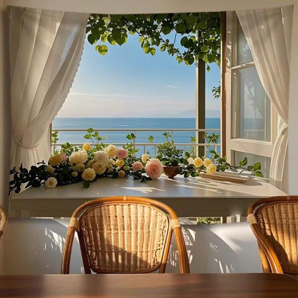 厚手の生地を使用しております。花ある窓からの水平線の絵柄のタペストリーです。花のある明るい雰囲気が出ます。横100cm、縦70cm。横長タイプです。リビングやキッチンなど家族が集まる部屋や寝室などの壁にぜひどうぞ。素材:ポリエステル掛けた瞬...