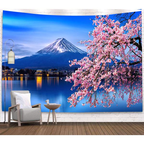 富士山と桜の絵柄のタペストリーです。花のある明るい雰囲気が出ます。横150cm、縦130cm。横長タイプです。リビングやキッチンなど家族が集まる部屋や寝室などの壁にぜひどうぞ。素材:ポリエステル掛けた瞬間一気に雰囲気が変わります。間仕切りに...