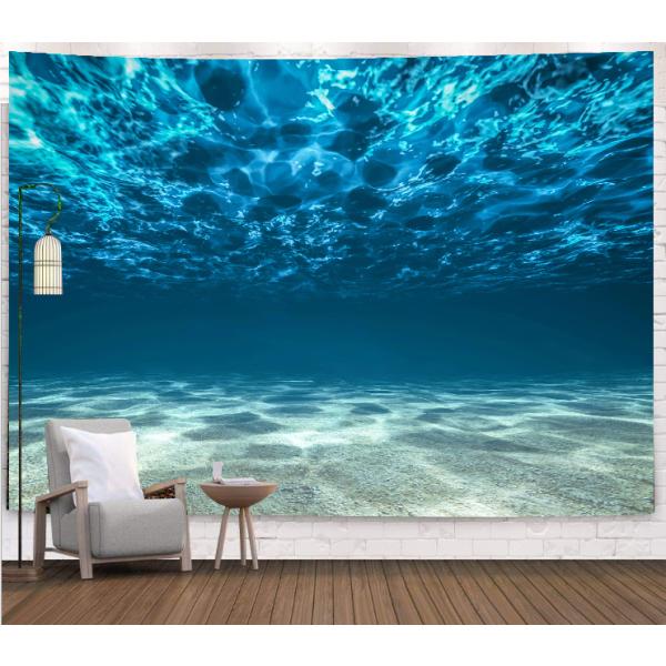 静かな海の中の絵柄のタペストリーです。神秘的で癒やされる雰囲気が出ます。横150cm、縦130cm。横長タイプです。リビングやキッチンなど家族が集まる部屋や寝室などの壁にぜひどうぞ。素材:ポリエステル掛けた瞬間一気に雰囲気が変わります。間仕...