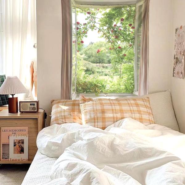 窓枠からの花と緑の絵柄のタペストリーです。窓枠も描かれているので、窓ができたような雰囲気が出ます。横75cm、縦95cm。横長タイプです。リビングやキッチンなど家族が集まる部屋や寝室などの壁にぜひどうぞ。素材:ポリエステル掛けた瞬間一気に雰...