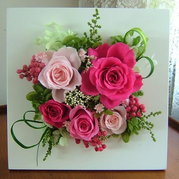 ３色からお選びいただけるフレームアレンジは、贈り物に最適な人気のクリアケースを無料でサービス♪ケースに入れたまま飾っていただけます。フレームはケースから出して、付属の支柱を付けて卓上置きに、また壁掛けにと、応用力が高いのも魅力。花材は全てプ...