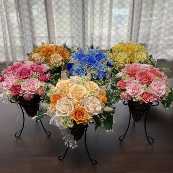 濃淡のバラと小花を天然素材のバスケットから溢れるようにあしらいました。ボリュームいっぱいでナチュラルな雰囲気が人気のアイアンアレンジは全部で6色！イエロー、ピンク、ブルー、オレンジ、ピーチともに鮮やかな色味と淡い色味のコンビーネーションが華...