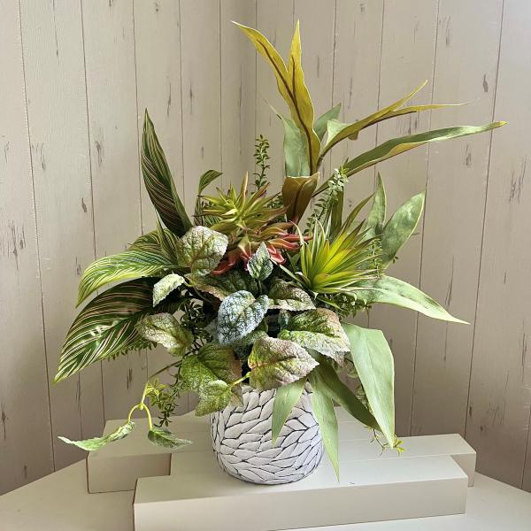 アーティフィシャルフラワー（高級造花）を使用しています。基本的なお手入れは不要です。花器は陶器です。　取り扱いにはご注意ください消費税込みの価格です。ワイルドなグリーンアレンジ！！男の人にプレゼントもありかも( *´艸｀)サイズ：　H：50...