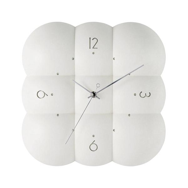 ボリュームのある膨らみに光沢のあるシルバーの針がポストモダンを連想させるデザインのムフィウォールクロック。つい目が留まる、もこもこと膨らむ視覚的なユニークさ。さりげなく彫られた数字や特徴的なフォルムがやさしい陰影を作り出します。オフホワイト...