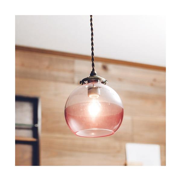 ツートーンのガラスセードがかわいいレトロな印象のアルビカペンダントライト。人気の北欧テイストにもマッチするデザインのペンダント照明です。少し厚めに仕上げたガラスセードは一つ一つ職人が色づけをします。ほぼハンドメイドなので多少の気泡やよれ、ペ...