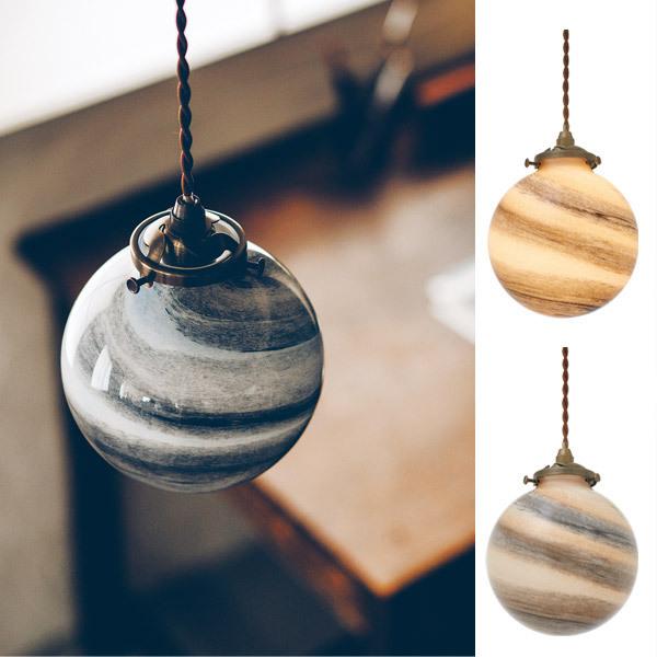 宇宙に浮かぶ惑星をモチーフにしたユニヴェールペンダントライト。[ カラー ] グレイ　ブラウン[ サイズ ] φ=150,H=180mm　0.8kg（本体のみ）[ 主な材質 ] スチール　ガラス[ その他 ] 引掛けシーリング式　点灯パター...