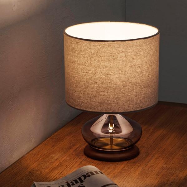 異なる素材をバランスよくまとめたクラシカルなテーブルライト。くびれたブルーグレーのガラスとウッドベースが作るプロポーションにゴールドパーツが映える、シックな佇まいです。[ カラー ] -[ サイズ ] 全体:H=345mm　シェード：φ=2...