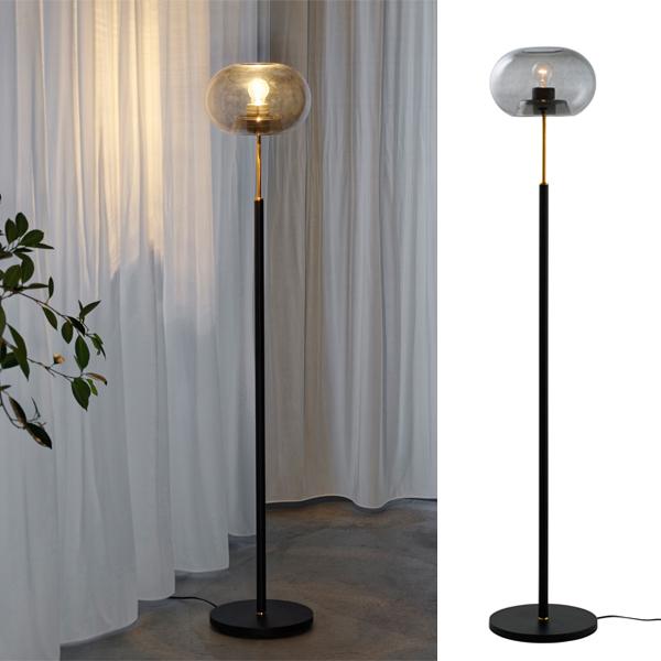 オーバルのガラスセードと直線的な支柱の洗練されたシルエットが、スタイリッシュなメランデルフロアライト。ブラックの湾トーンでまとめた中に、さりげなくあしらわれたゴールドパーツが高級感のあるアクセントになっています。ダークトーンのガラスセードか...